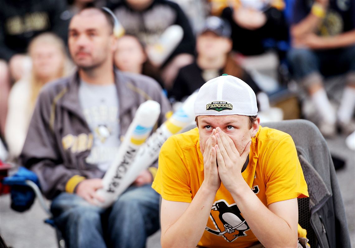 Penguins fans watch on big screen at Market Square | Pittsburgh Post ...