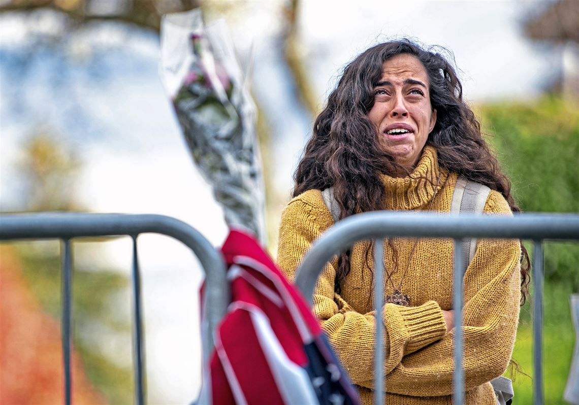 At the still-closed Tree of Life building, thousands pay their respects ...
