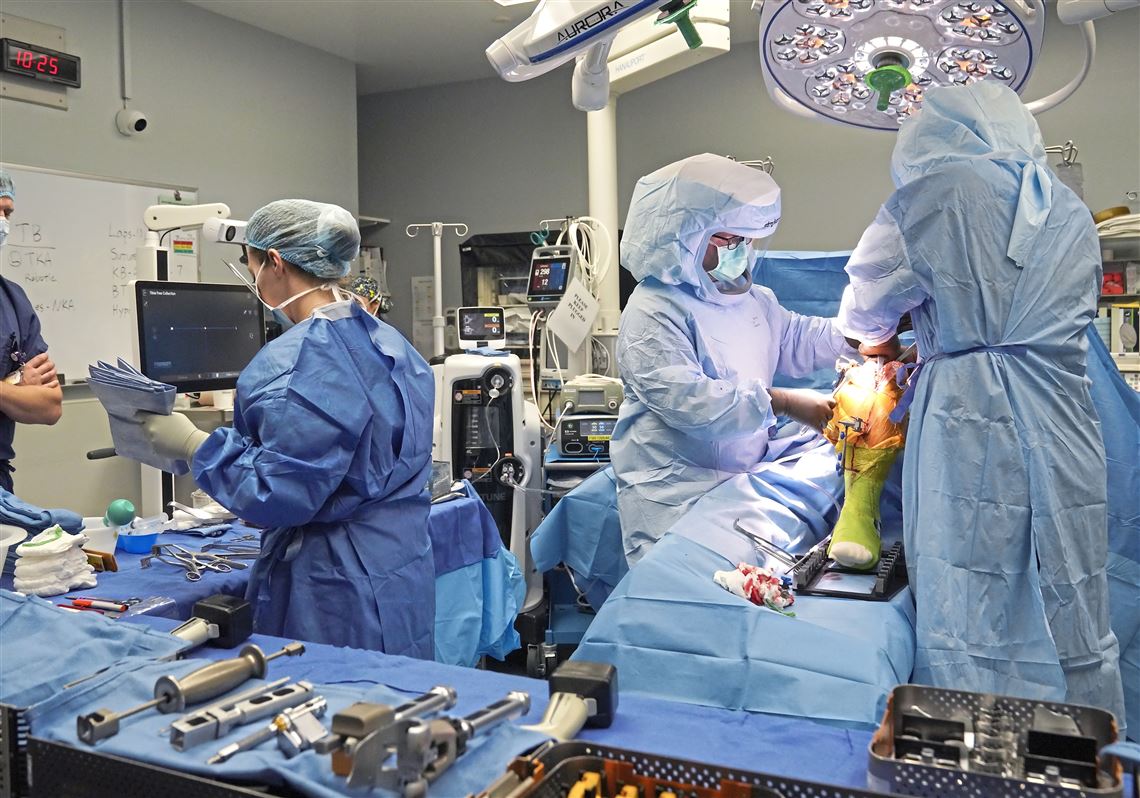 Why more surgeons are bringing robots into the operating room ...