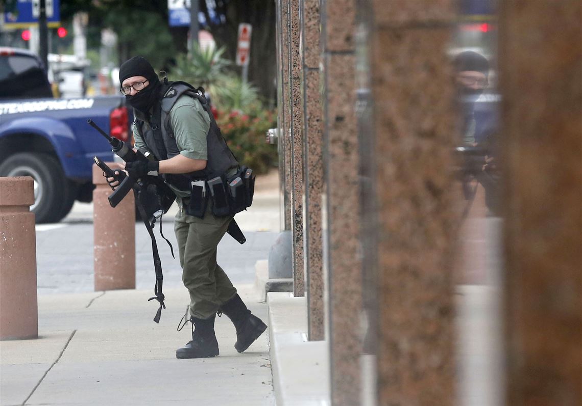 Man shot in gunfire exchange outside Dallas federal courthouse dies ...