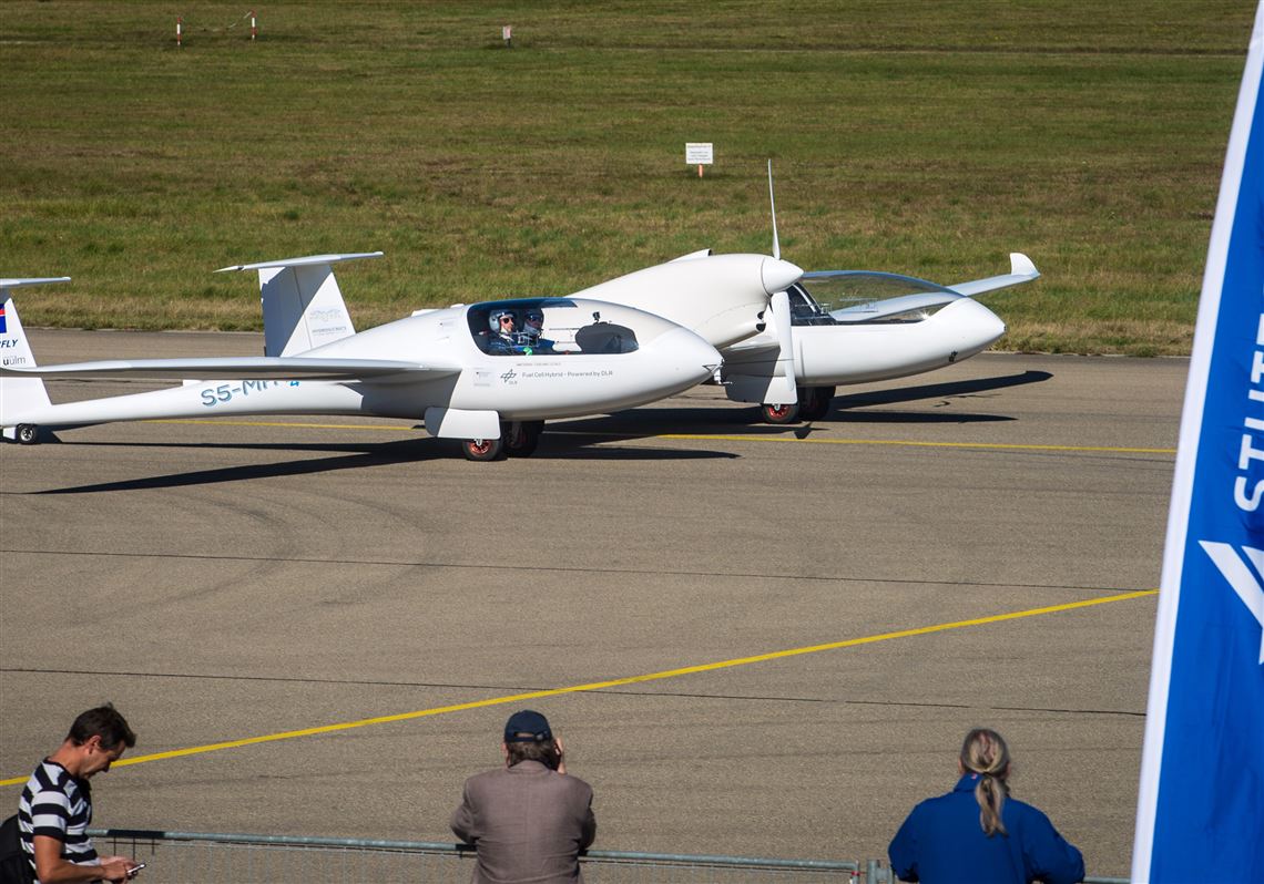 World's first 4-seater fuel-cell plane takes off in Germany ...
