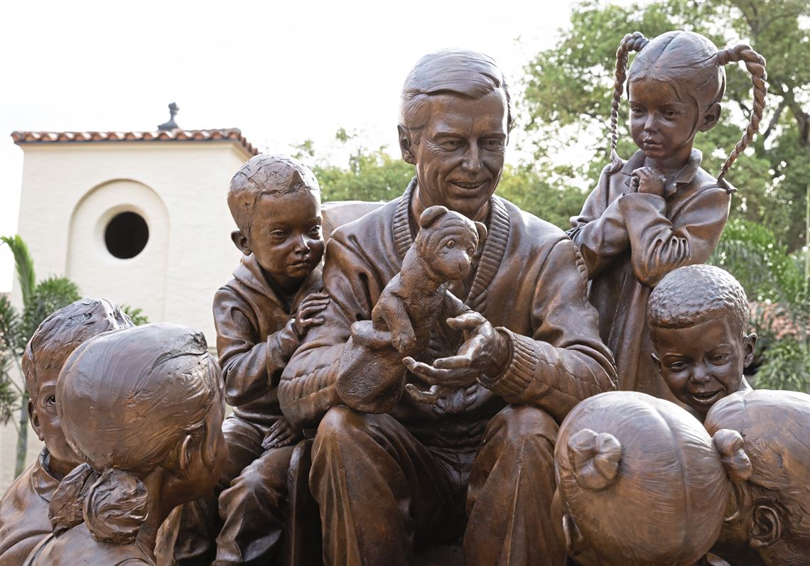 Fred Rogers' alma mater honors its beloved graduate with new statue ...