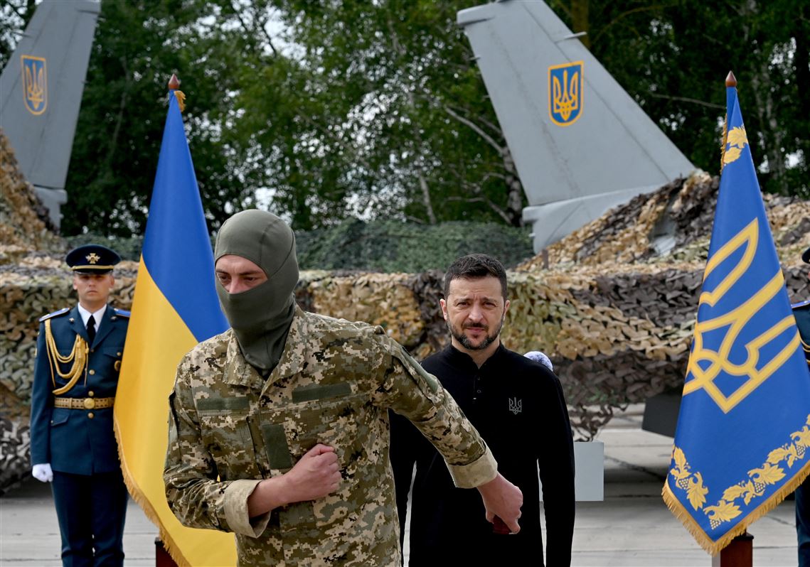 Ukraine’s Zelenskyy displays newly arrived F-16 fighter jets to combat ...