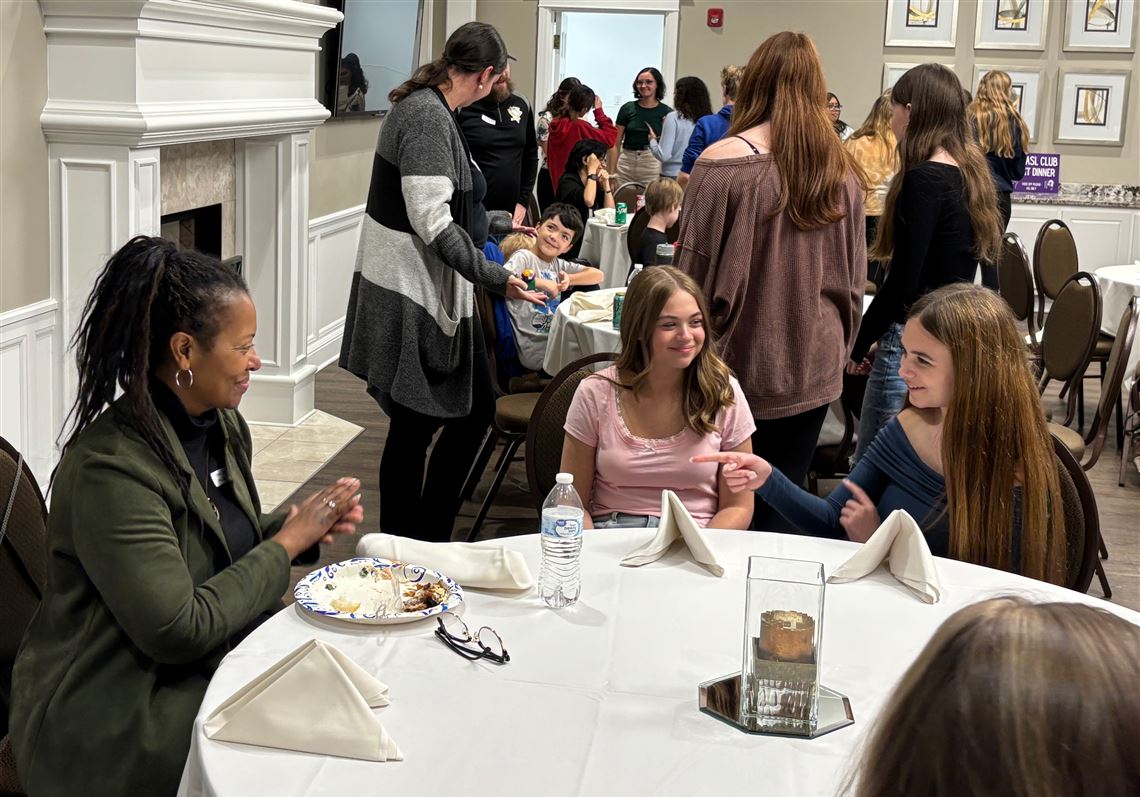 Baldwin High Silent Dinner Allows Asl Students To Practice Their Skills