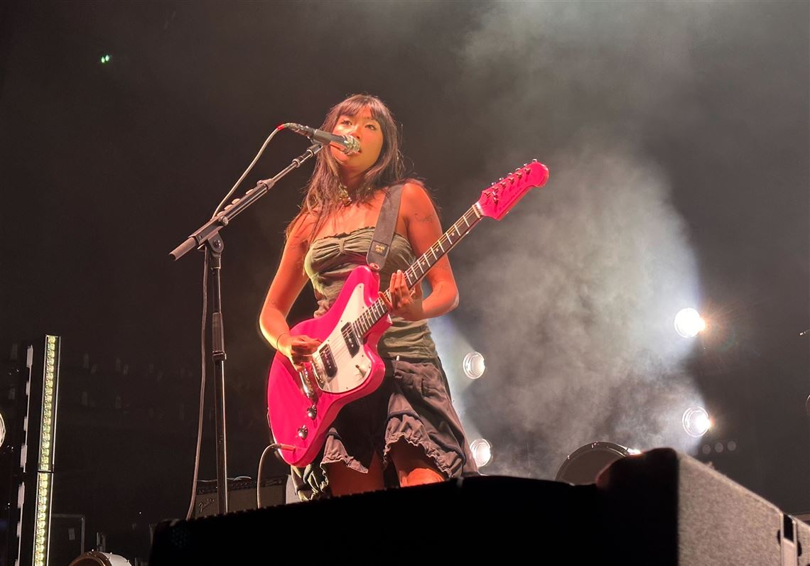 Review: Indie-rocker Beabadoobee matched the crowd's energy at Stage AE ...