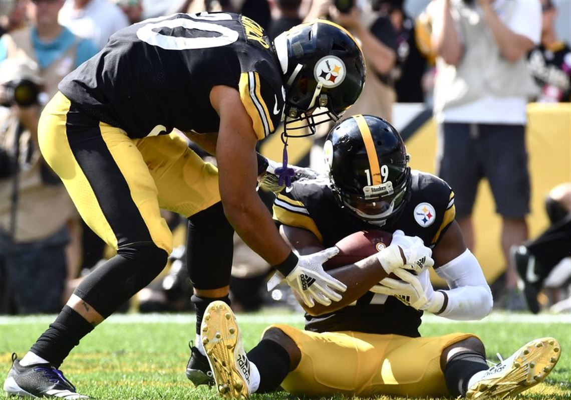JuJu Smith-Schuster celebrates the arrival of the Steelers' offense ...