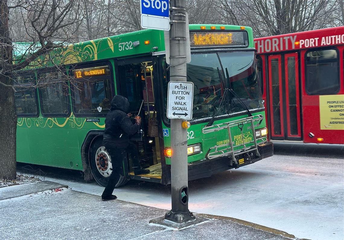 5 hurt in head-on collision of bus and car on the North Side ...